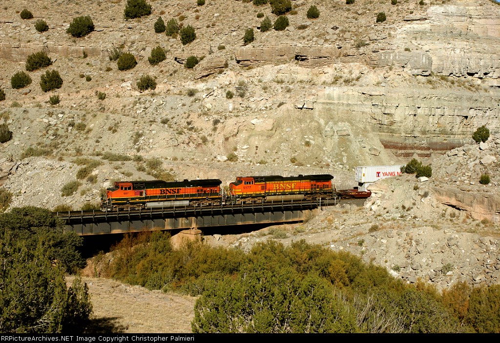 BNSF 987 and BNSF 5177